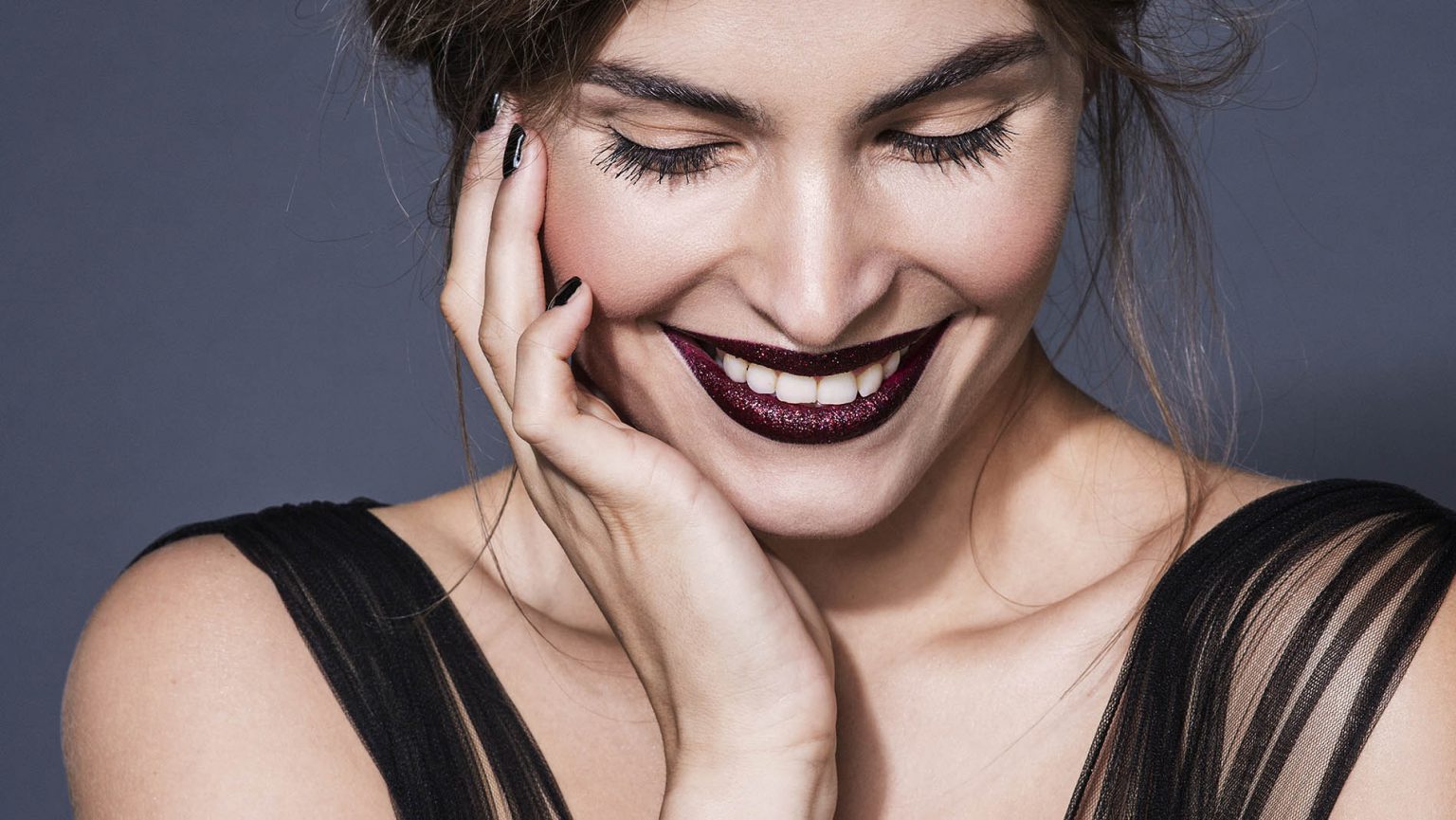 Tutorial: ga voor de dark diva look met dit make-up stappenplan